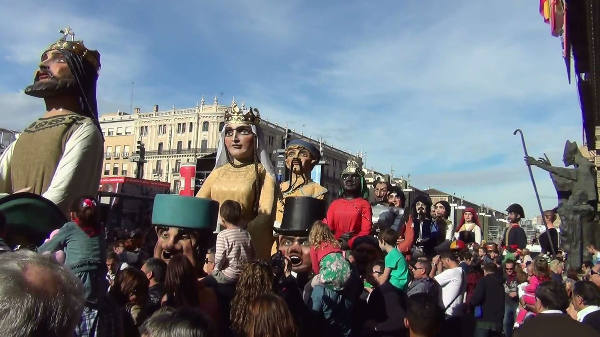 Gigantes y cabezudos, la gran animación de las Fiestas del Pilar