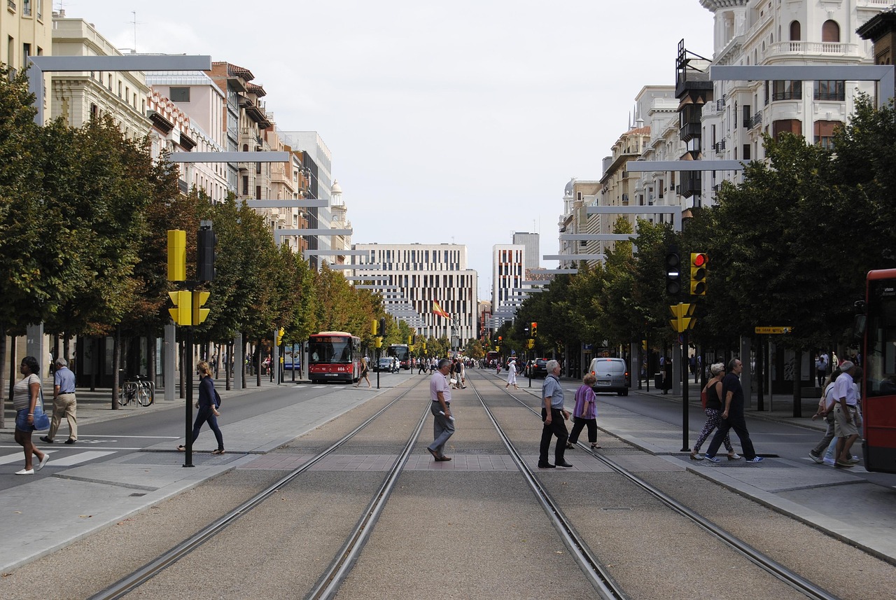 Del Casco Viejo a Valdespartera: El contraste de la inversión ...